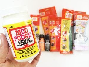 Make Glowing Ghosts for Halloween Decor - 100 Directions